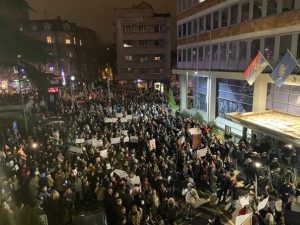 I večeras ogromni protesti u Beogradu: Okupljena masa ispred RTS-a ...